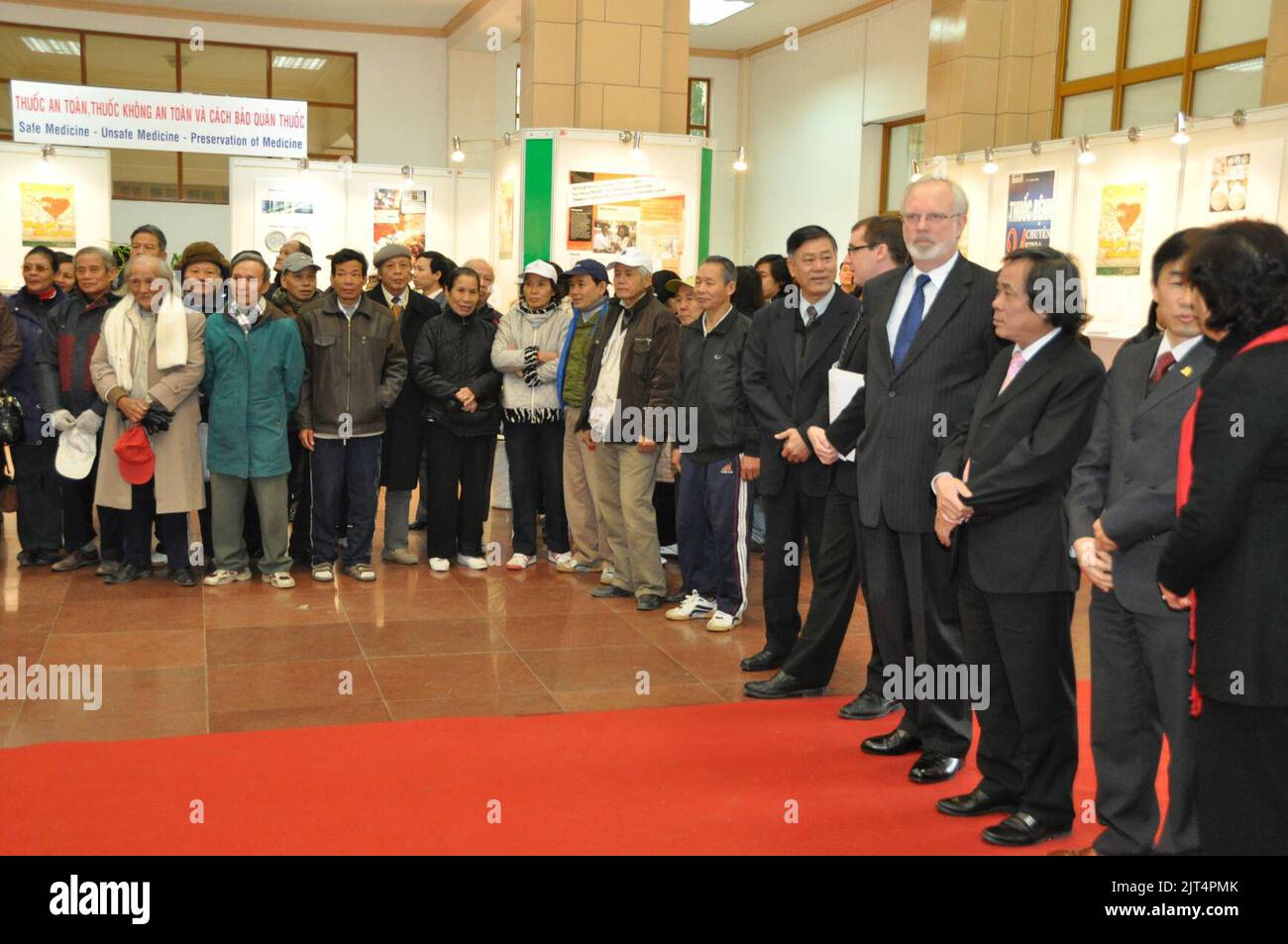 U.S. Ambassador David Shear opens safe medicine exhibition in Hanoi ...