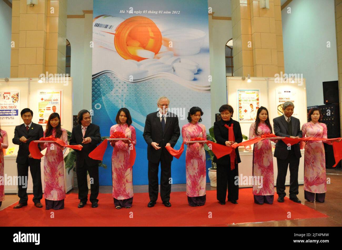 U.S. Ambassador David Shear opens safe medicine exhibition in Hanoi ...