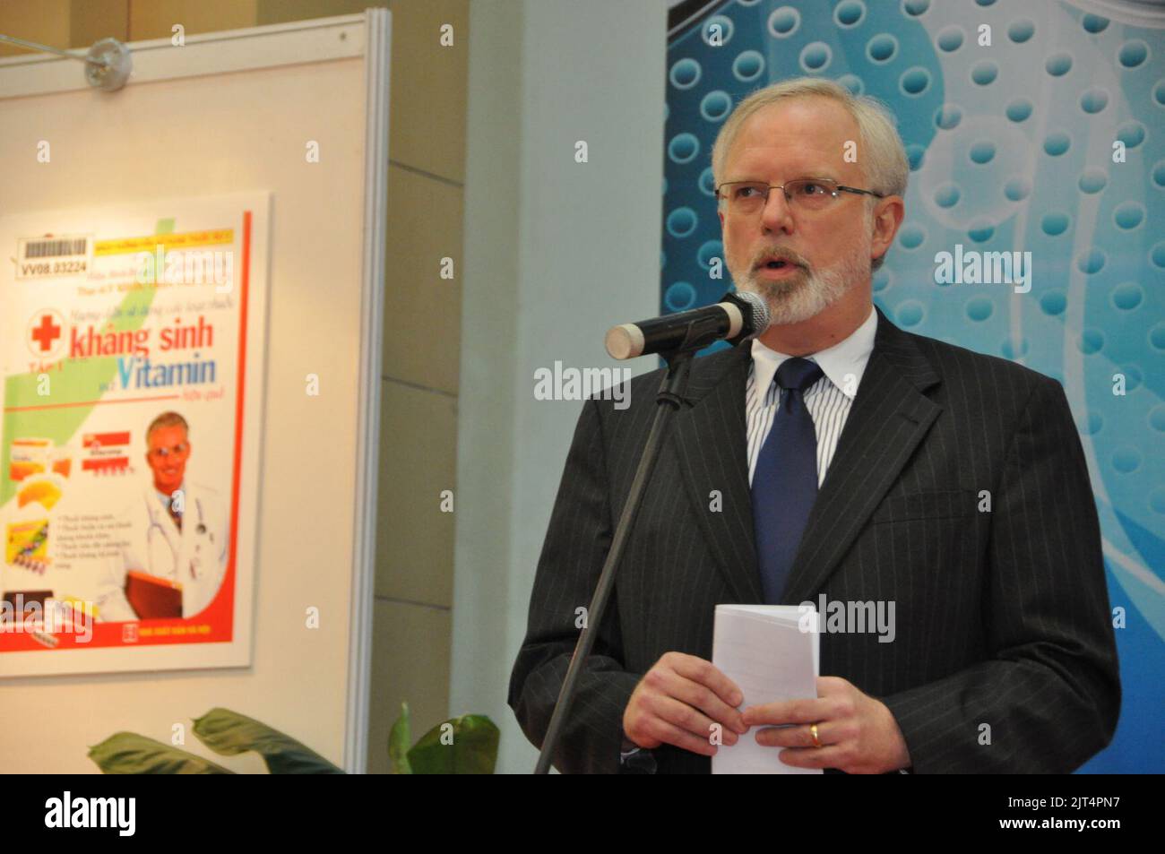 U.S. Ambassador David Shear opens safe medicine exhibition in Hanoi ...