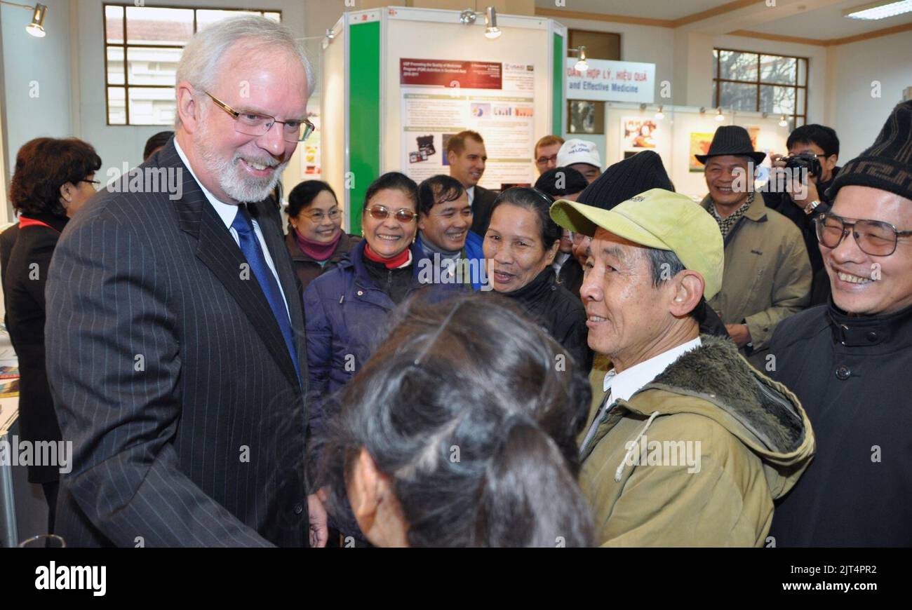U.S. Ambassador David Shear opens safe medicine exhibition in Hanoi ...