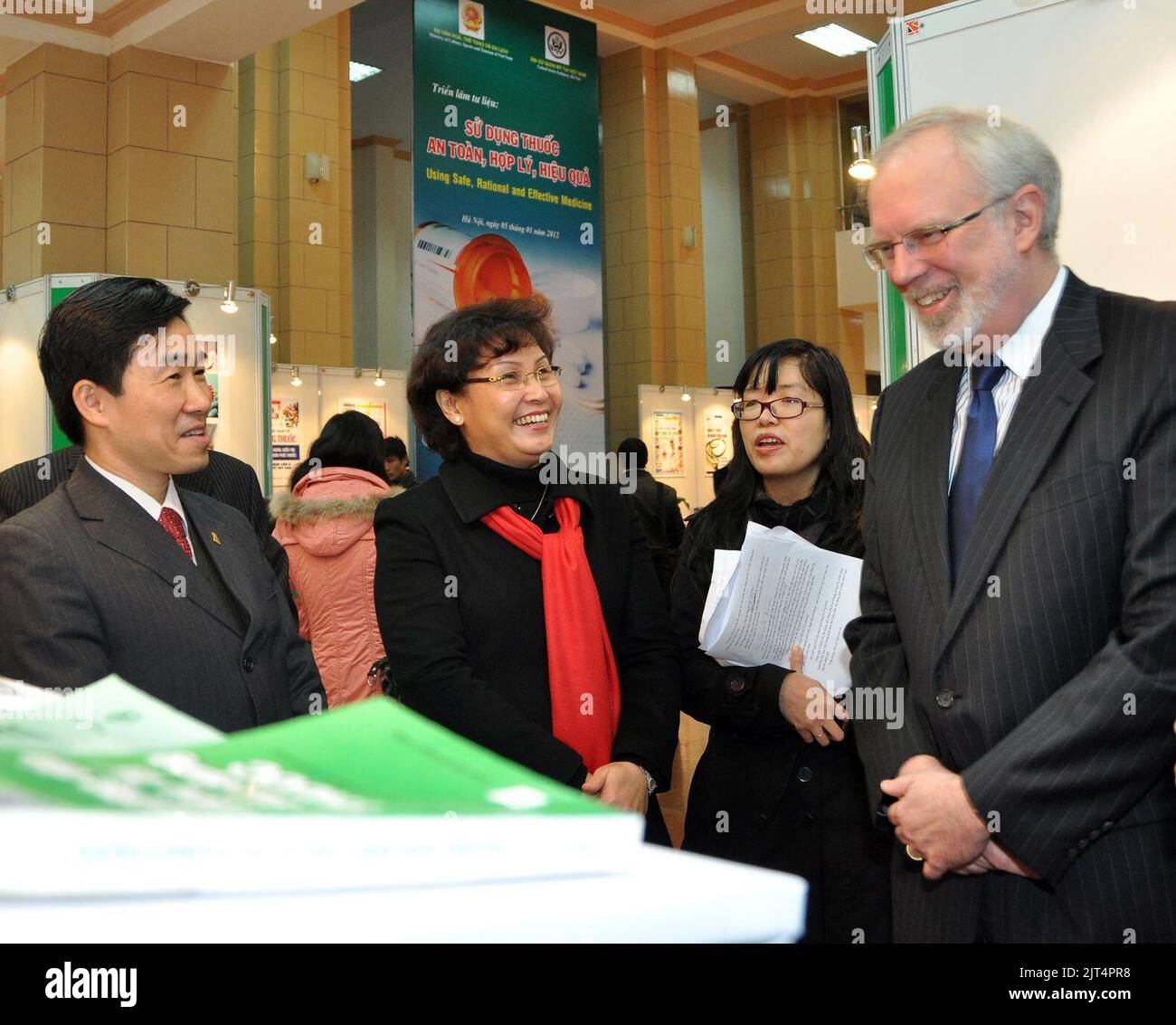 U.S. Ambassador David Shear opens safe medicine exhibition in Hanoi ...