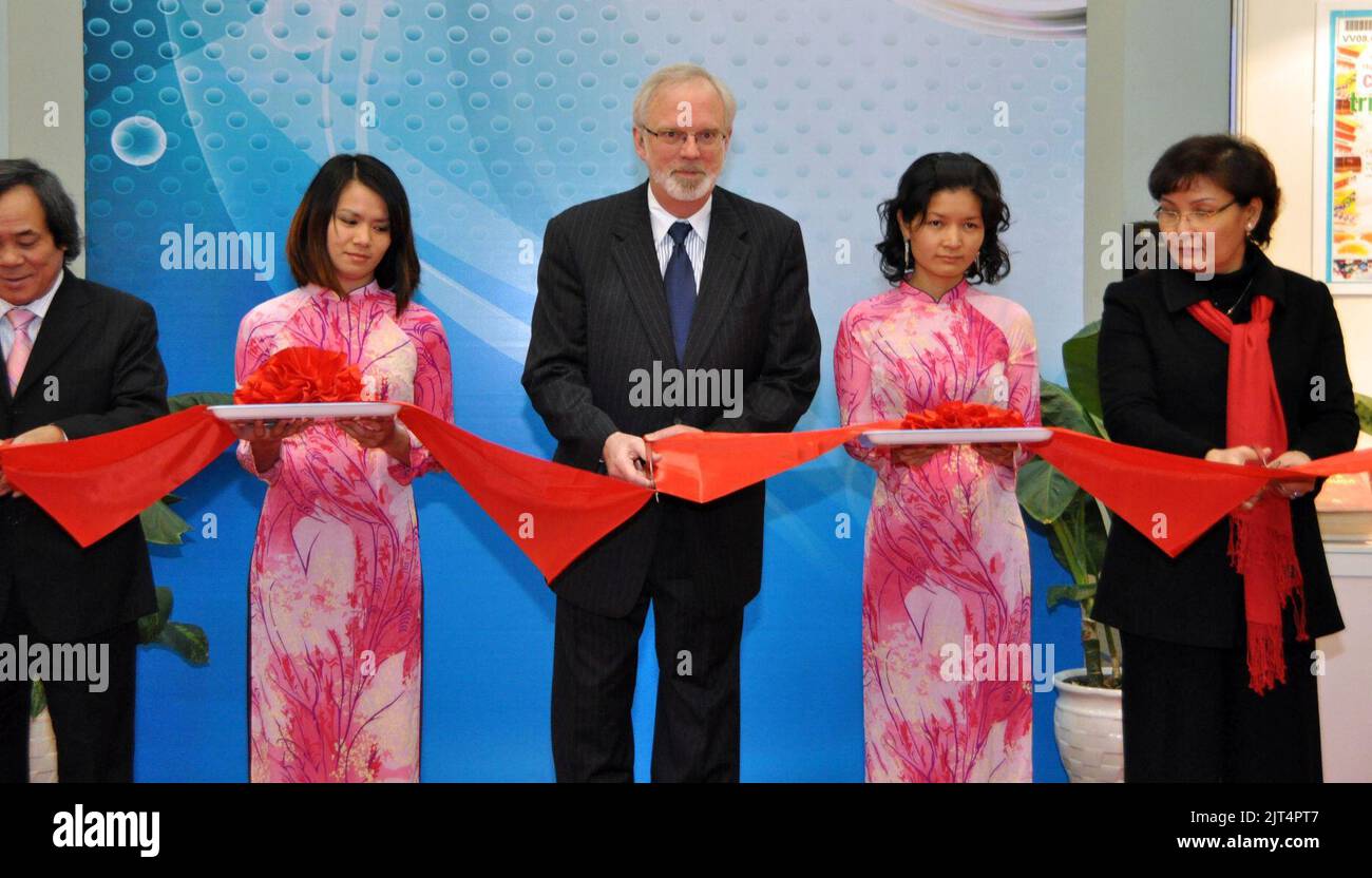 U.S. Ambassador David Shear opens safe medicine exhibition in Hanoi ...
