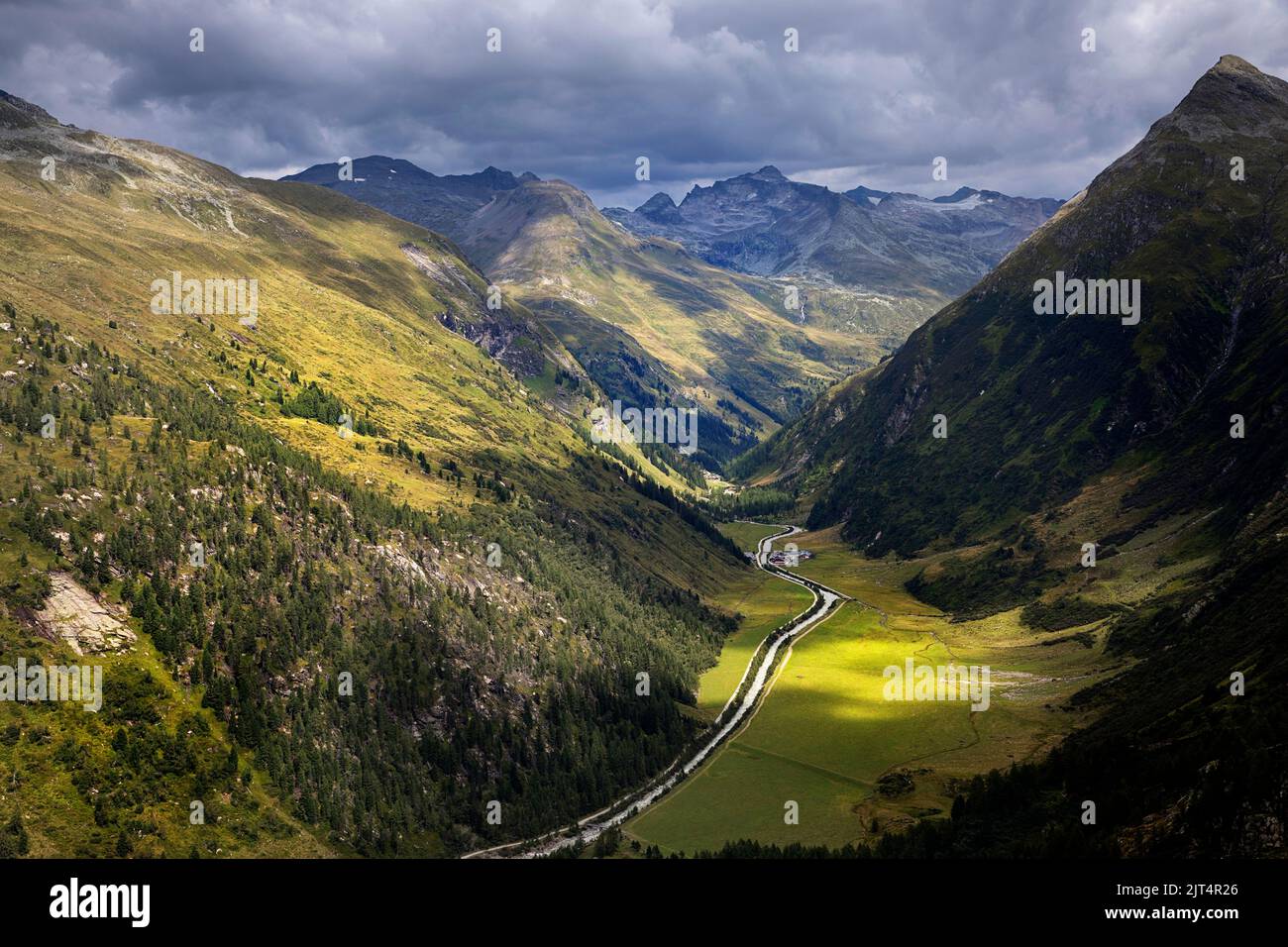 Beautiful View over the Gschlosstal Valley and Innergschlöß village in ...