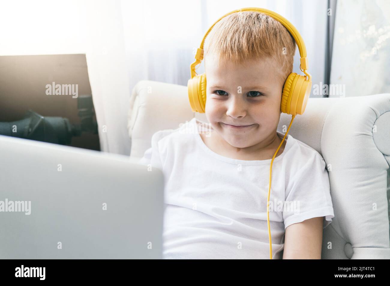 Computer lab school headphones hi-res stock photography and images - Alamy