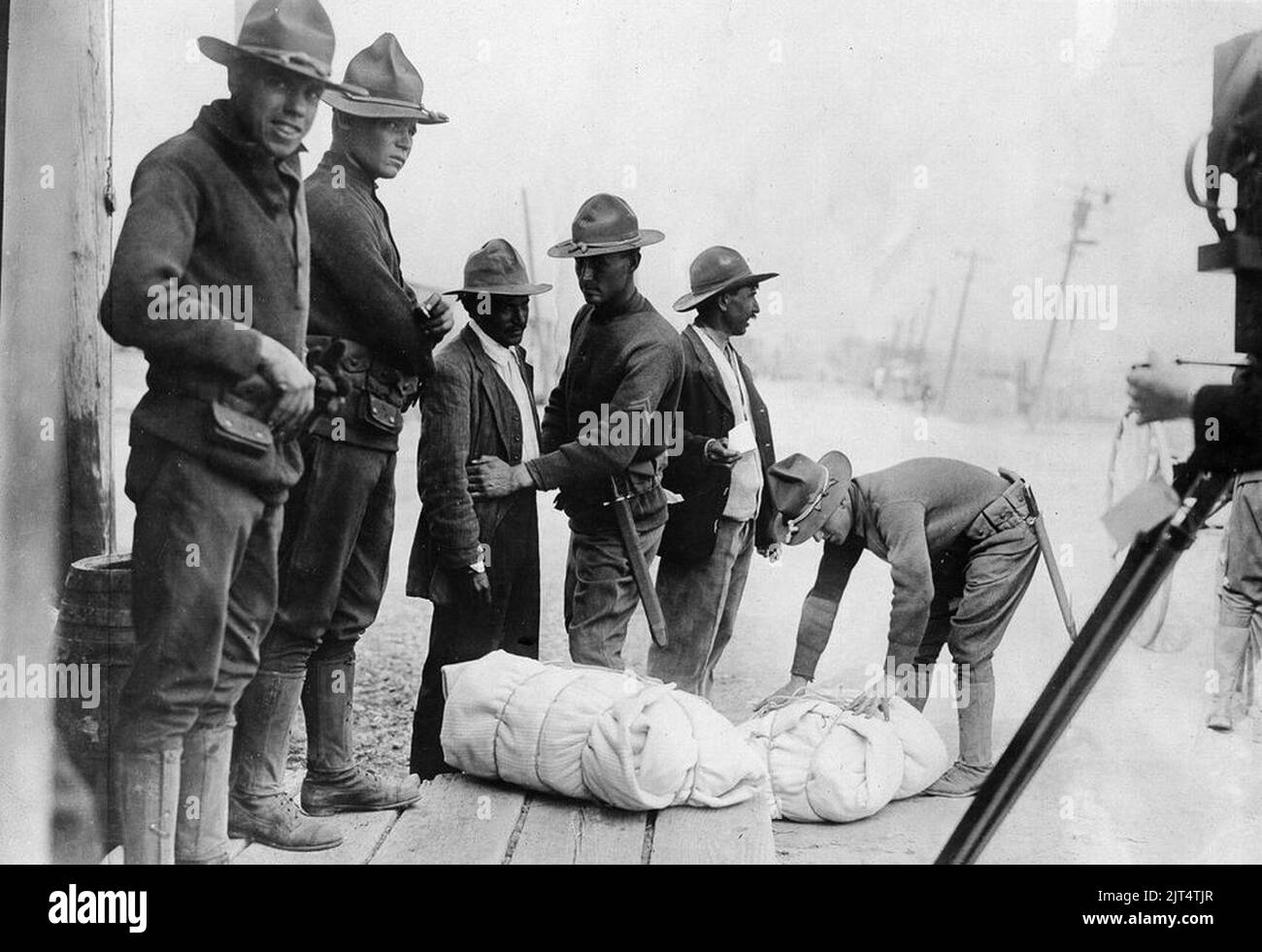 U.S. border guards check entering Mexicans Stock Photo - Alamy