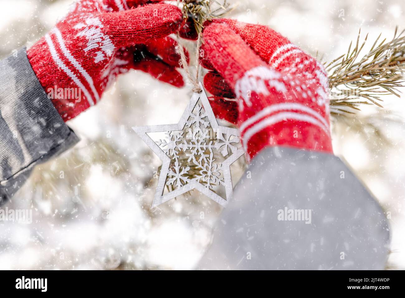 Hands decorate hi-res stock photography and images - Alamy