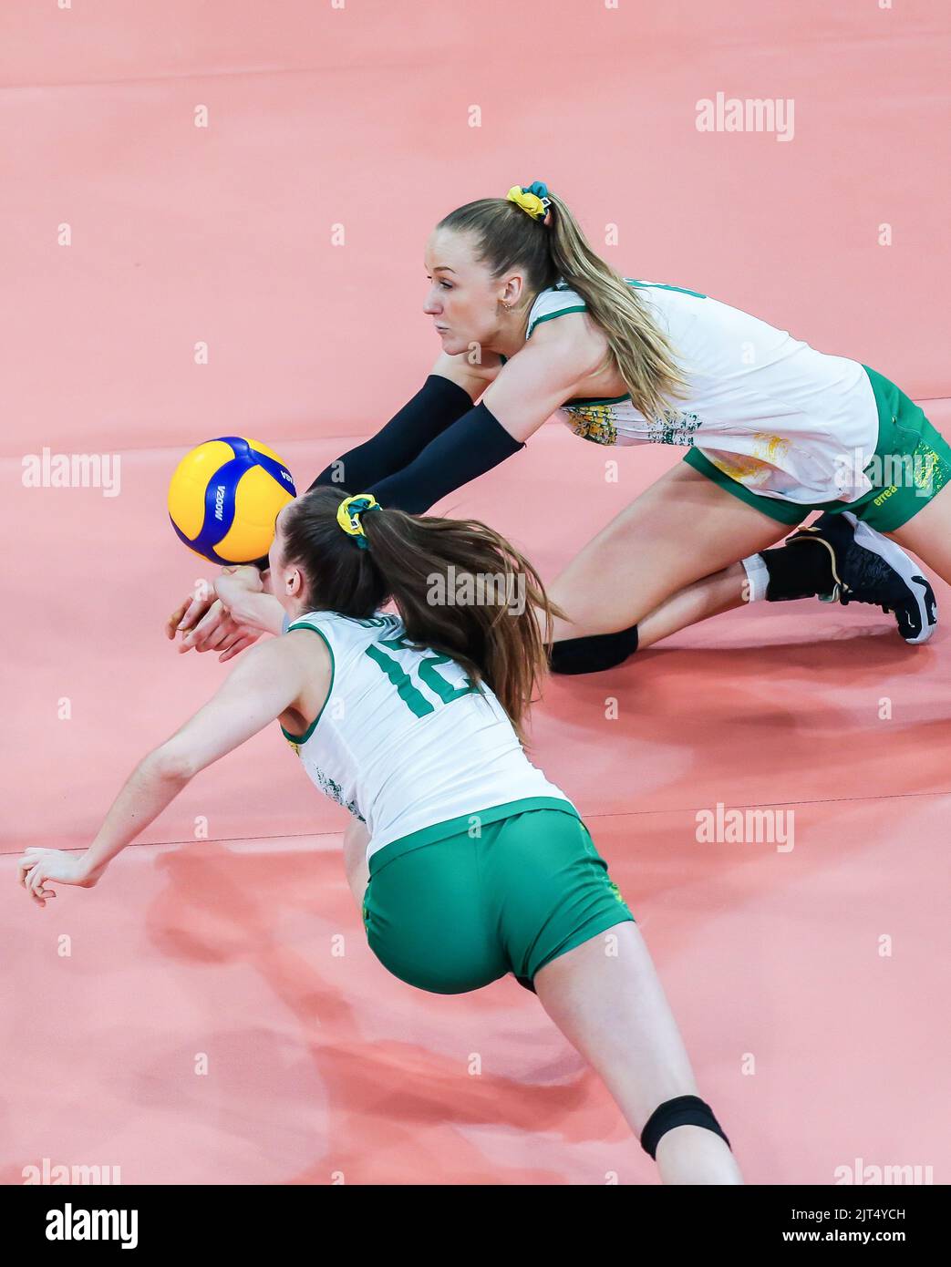 Pasig City, Philippines. 28th Aug, 2022. Australia's Stefanie Weiler (Top) and Lauren Cox try to ...