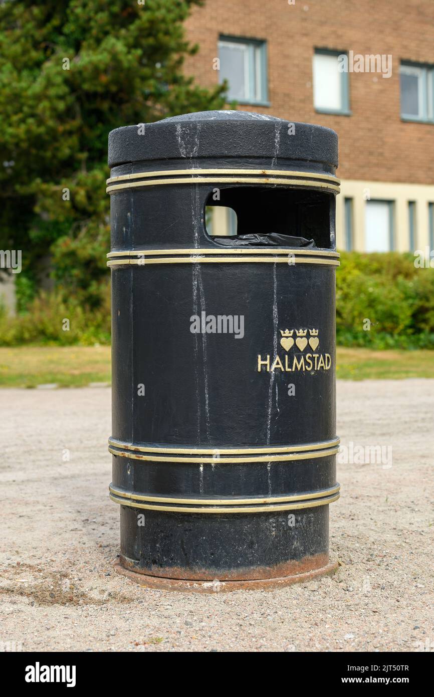 Public trash can hi-res stock photography and images - Alamy
