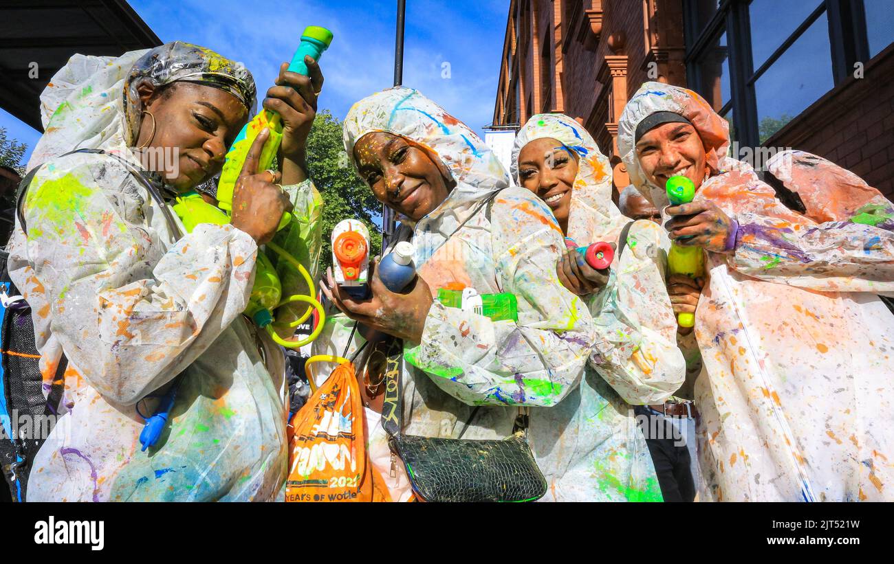 London, UK. 28th Aug, 2022. Revellers have fun, covered in coloured ...
