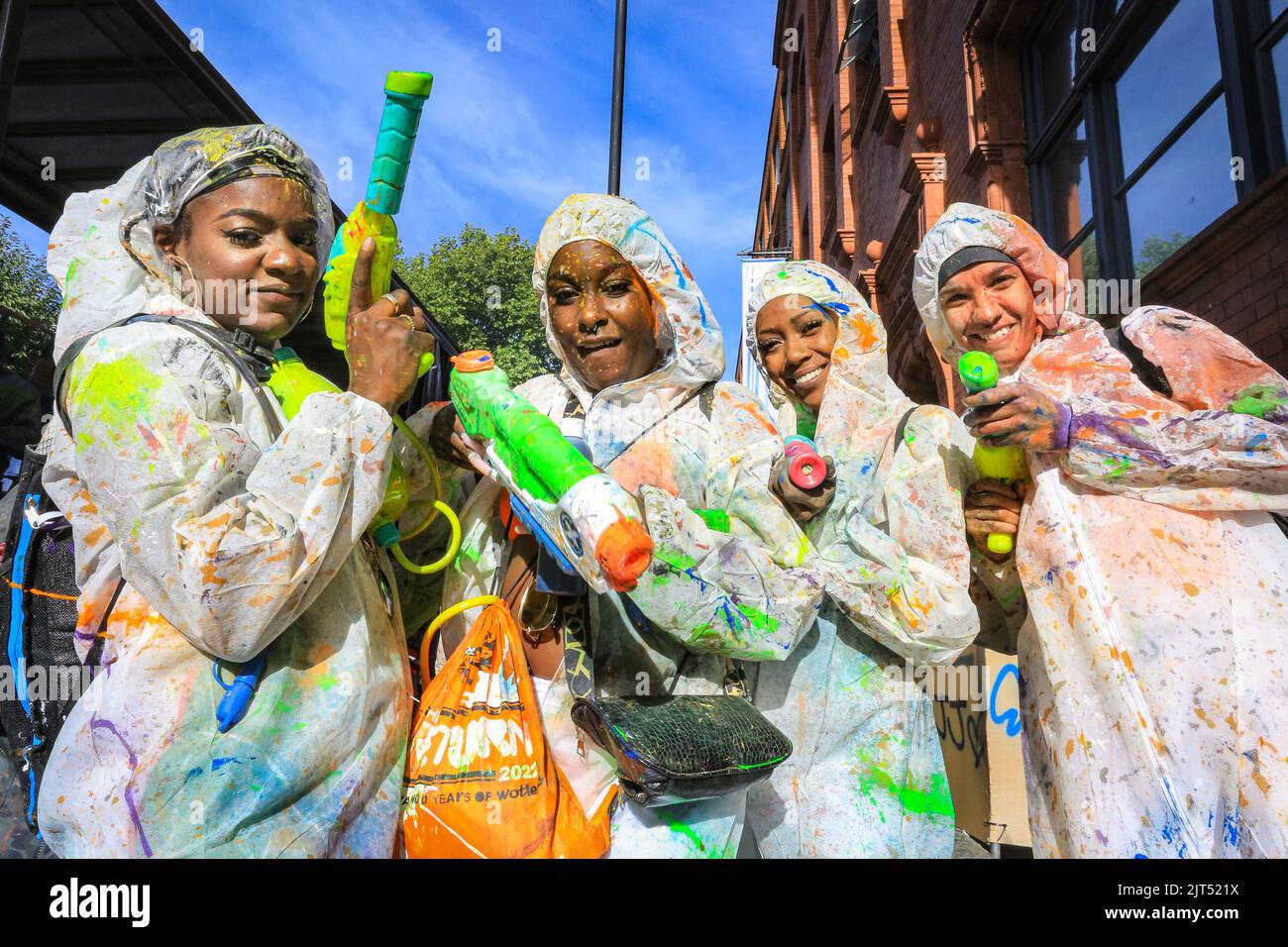 London, UK. 28th Aug, 2022. Revellers have fun, covered in coloured ...