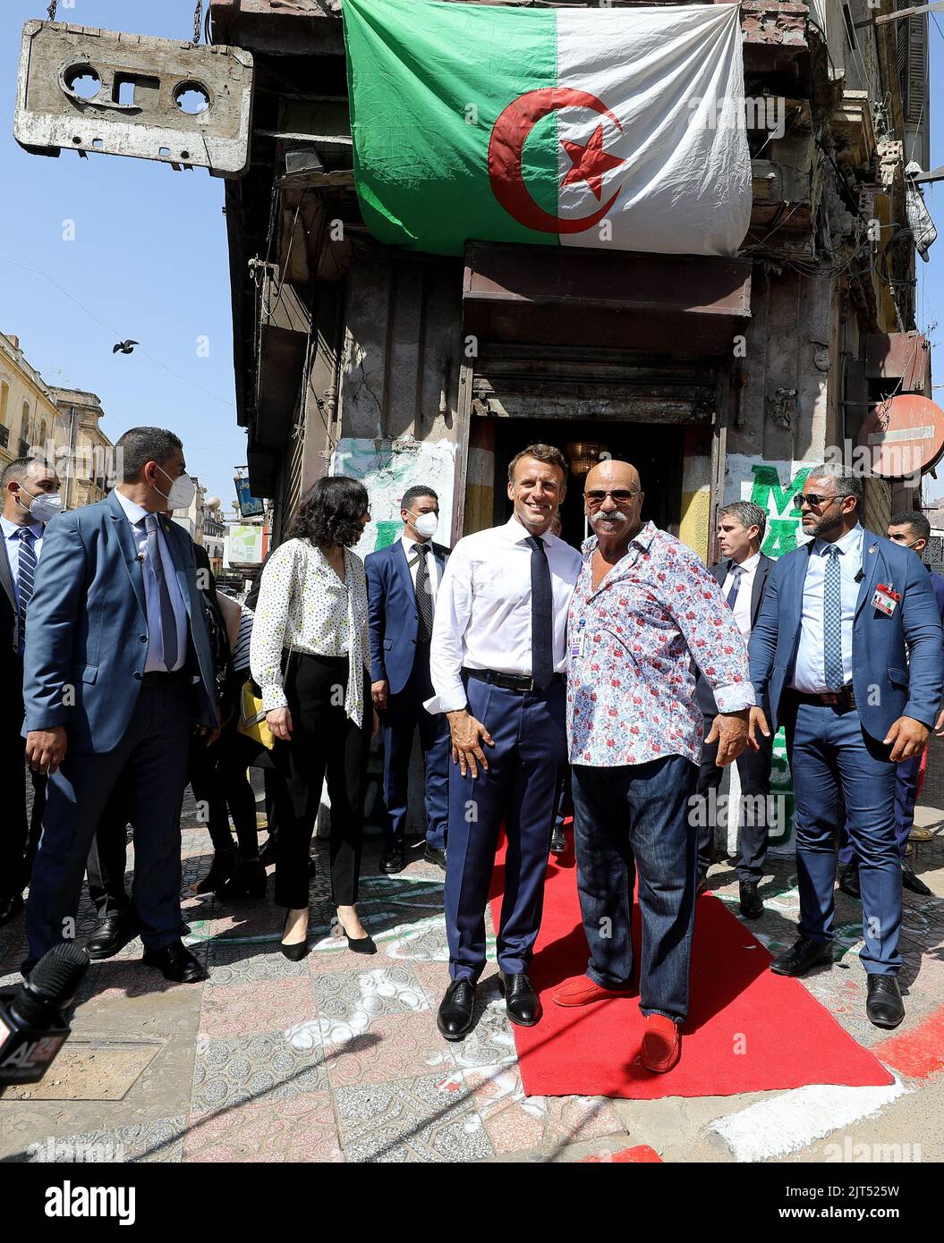 Le président de la République française, Emmanuel Macron, accompagné de ...