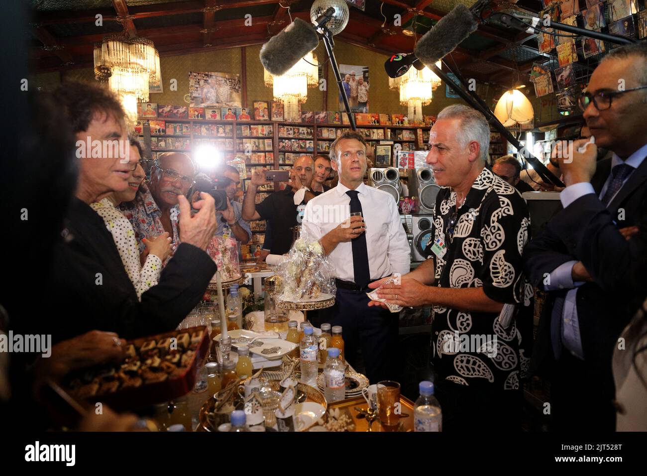 Le président de la République française, Emmanuel Macron, accompagné de ...