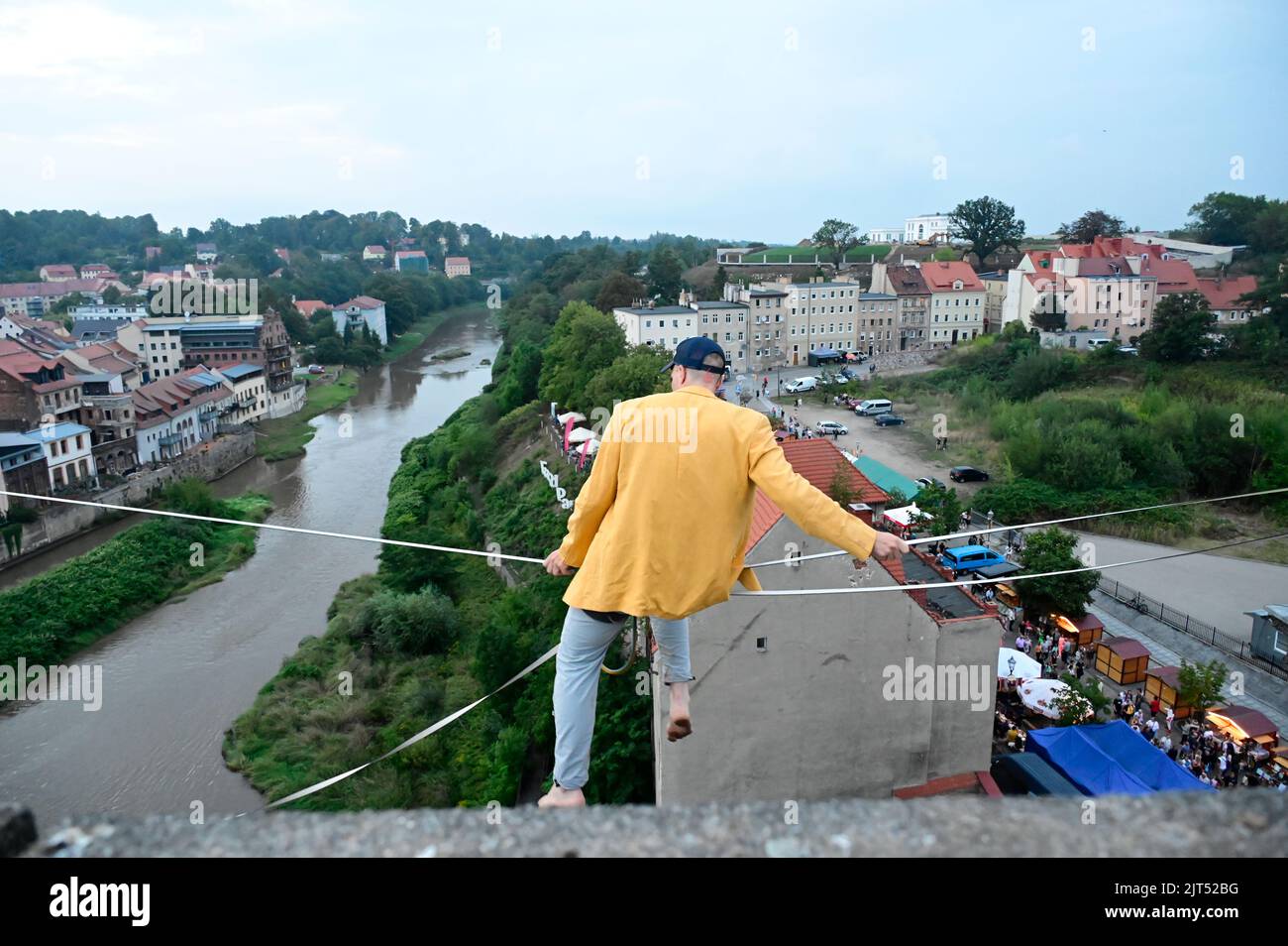 Weltrekord Slackliner Ruben Langer bei seiner Hochseilshow über die ...