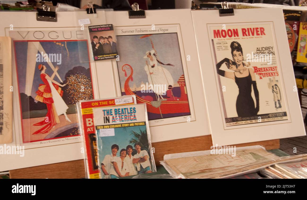 Retro-Style Picture Stall, Portobello Road Market, London, UK. Pictures ...