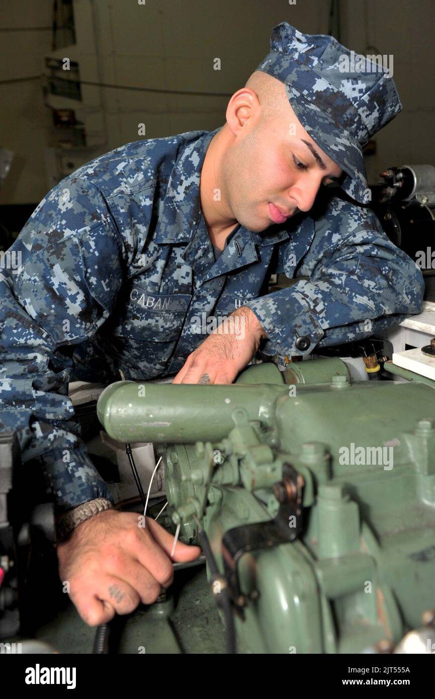 Aviation support equipment technician airman hi-res stock photography ...