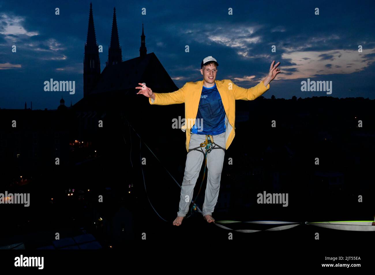 Weltrekord Slackliner Ruben Langer bei seiner Hochseilshow über die ...