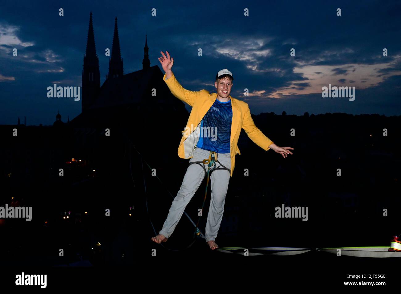 Weltrekord Slackliner Ruben Langer bei seiner Hochseilshow über die ...