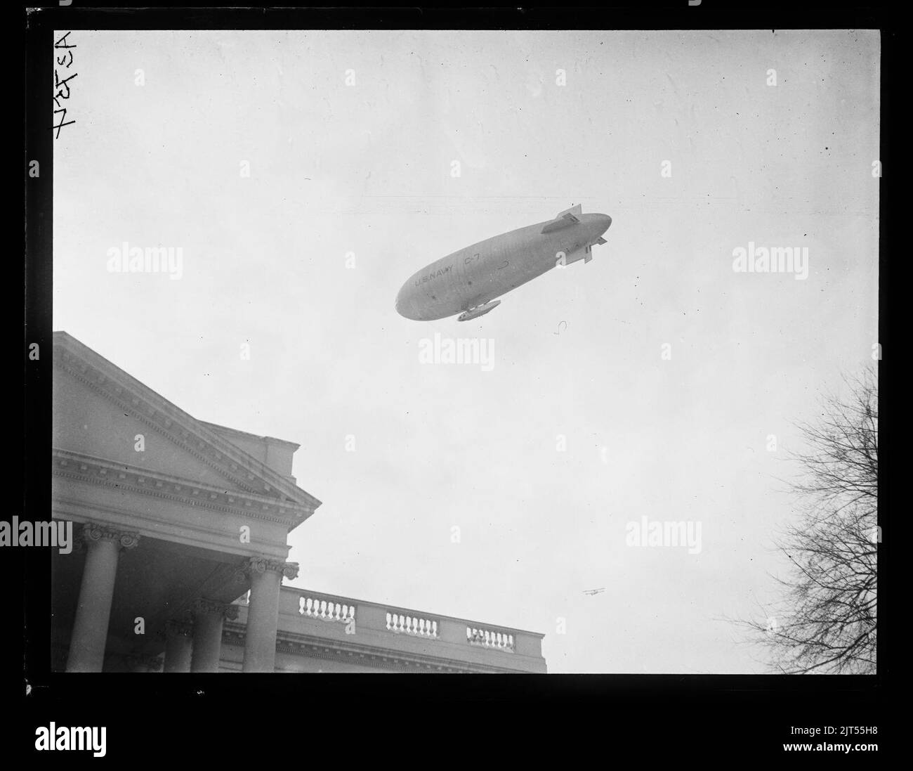 U.S. Navy C-7 blimp over White House, Washington, D.C Stock Photo - Alamy