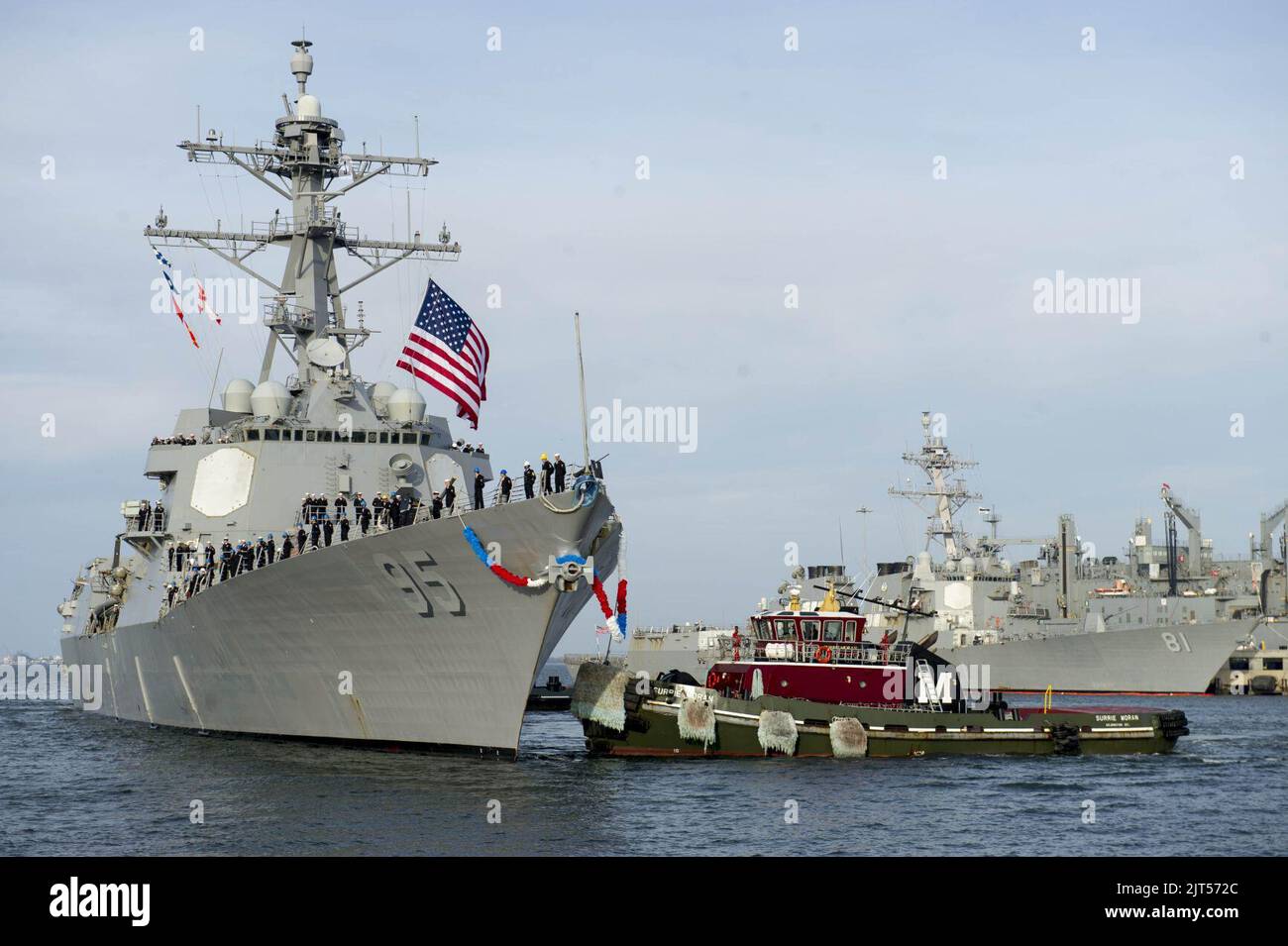 U.S. Navy destroyer returns home from deployment. (39279801162 Stock ...
