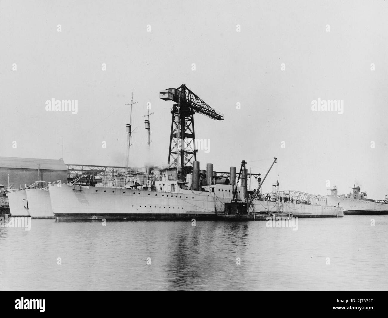 U.S. Navy destroyers fitting out dat the Fore River Shipyard on 7 June ...