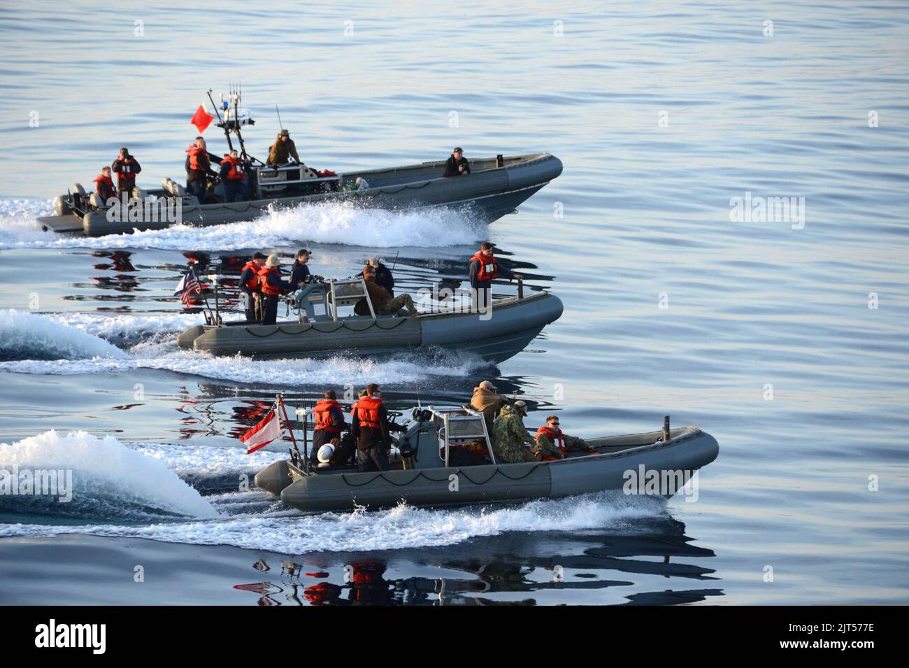 U.S. Navy divers with Explosive Ordnance Disposal Mobile Unit 3 and ...