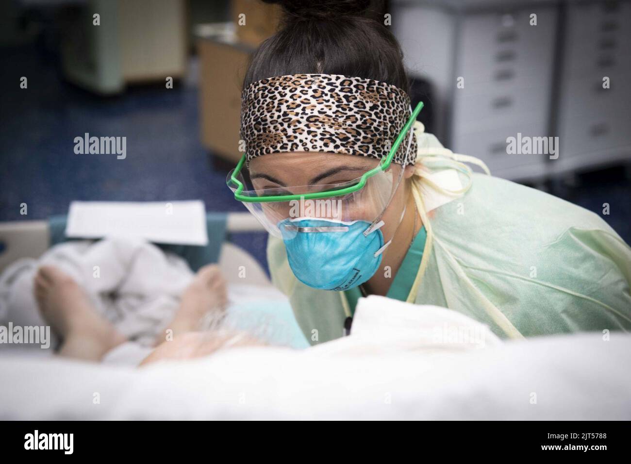 U.S. Navy Doctors, Nurses and Corpsmen Treat COVID Patients in the ICU ...