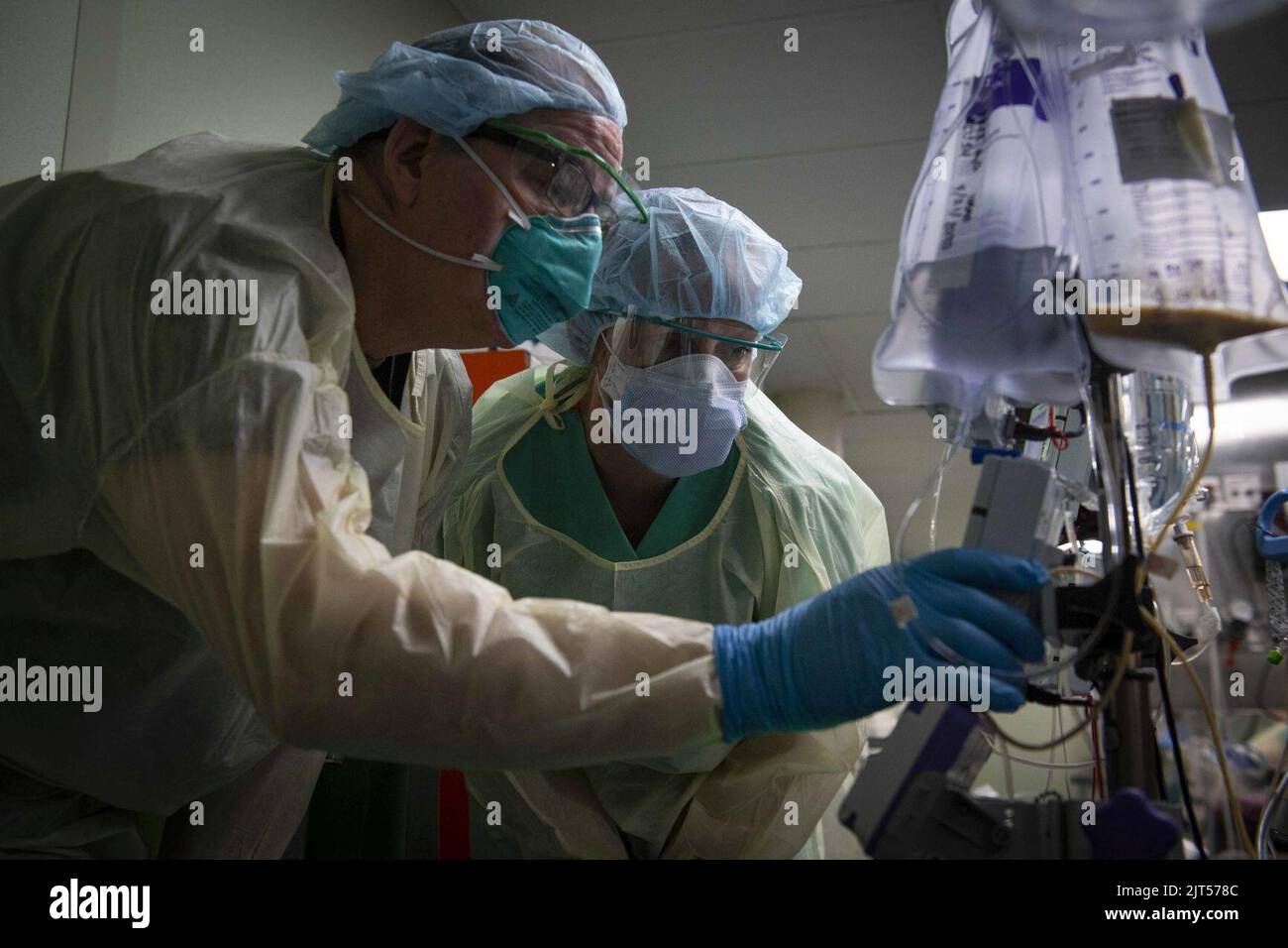 U.S. Navy Doctors, Nurses and Corpsmen Treat COVID Patients in the ICU ...