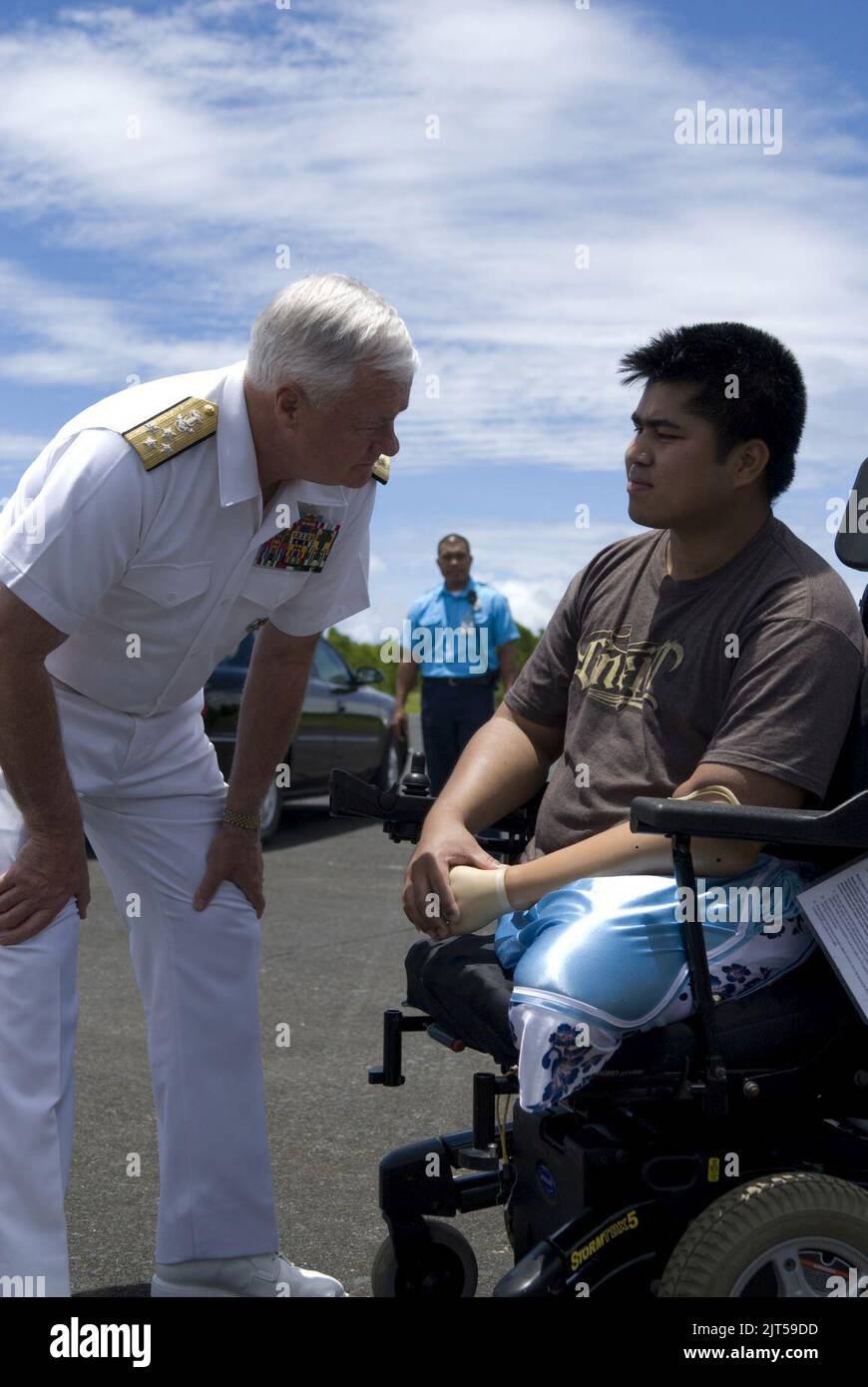 U.S. Pacific Fleet Commander Speaks with Wounded Soldier Stock Photo ...
