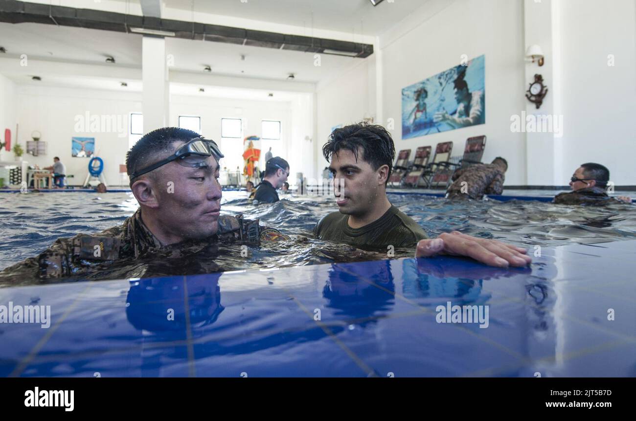 U.S. Reconnaissance Marines, Mongolian soldiers train on basic water ...