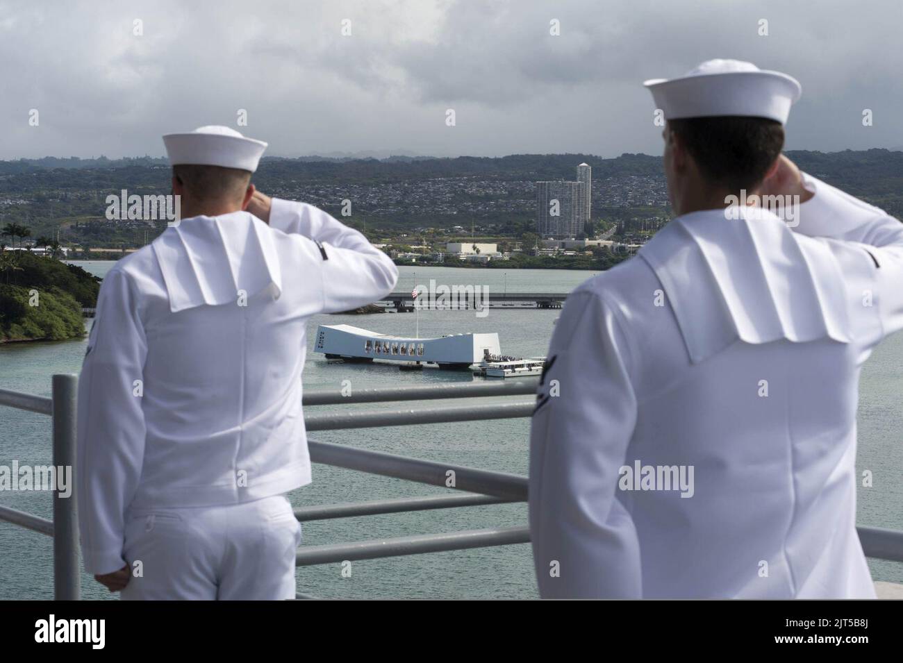 U.S. Sailors aboard the amphibious assault ship USS Peleliu (LHA 5 ...