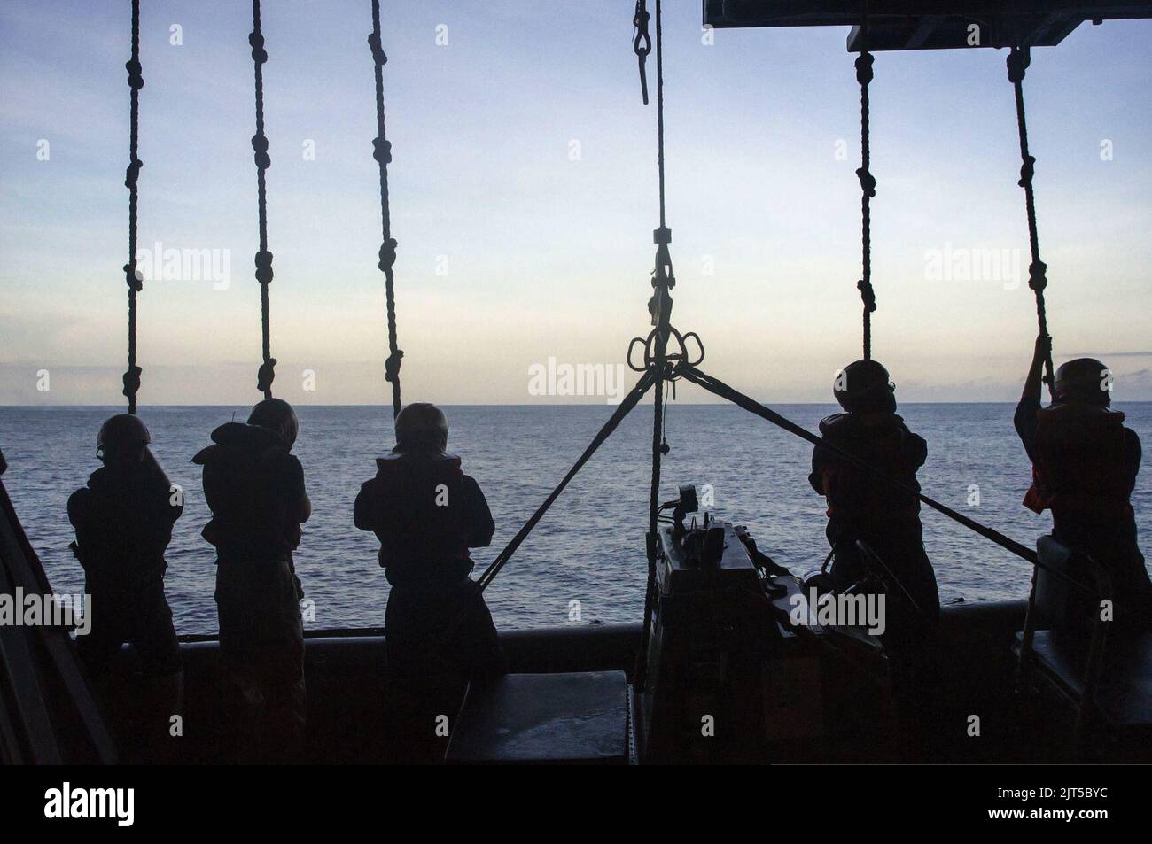 U.S. Sailors assigned to the aircraft carrier USS George Washington ...