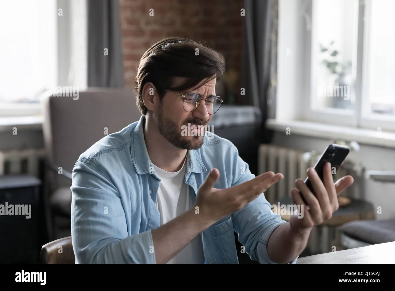 Angry mobile phone user hi-res stock photography and images - Alamy