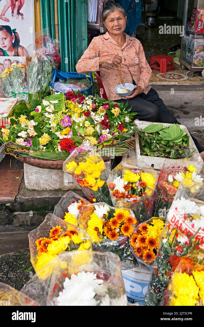 Old wholesale fruit and vegetable market hi-res stock photography and ...