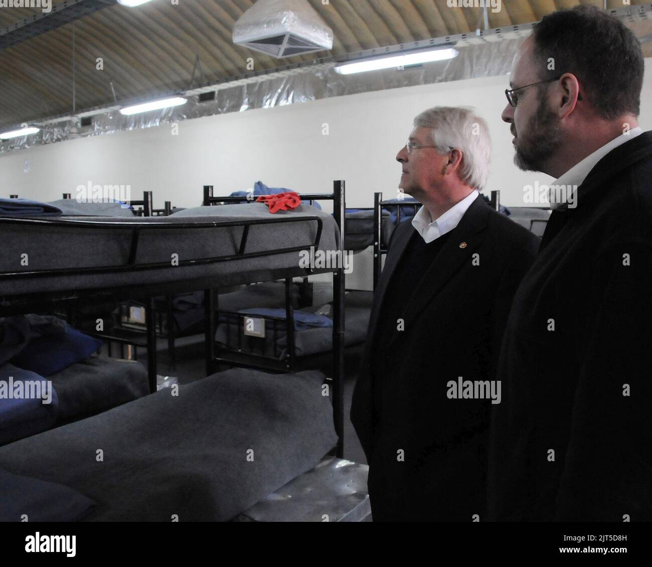 U.S. Sen. Roger F. Wicker and Dr. Jackie Kem look at a Afghan National ...