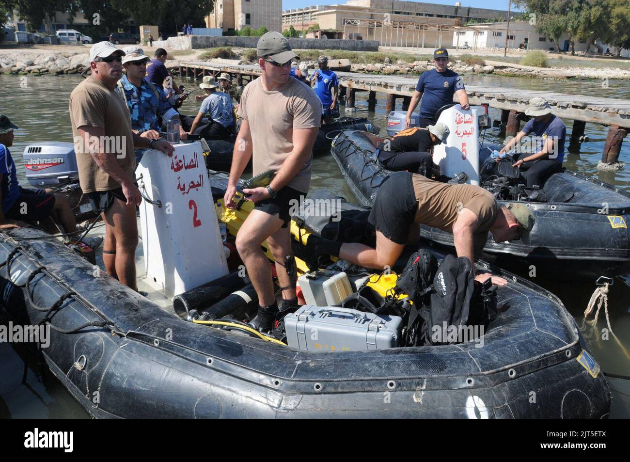 U.S., Egyptian EOD Sailors train together Stock Photo - Alamy