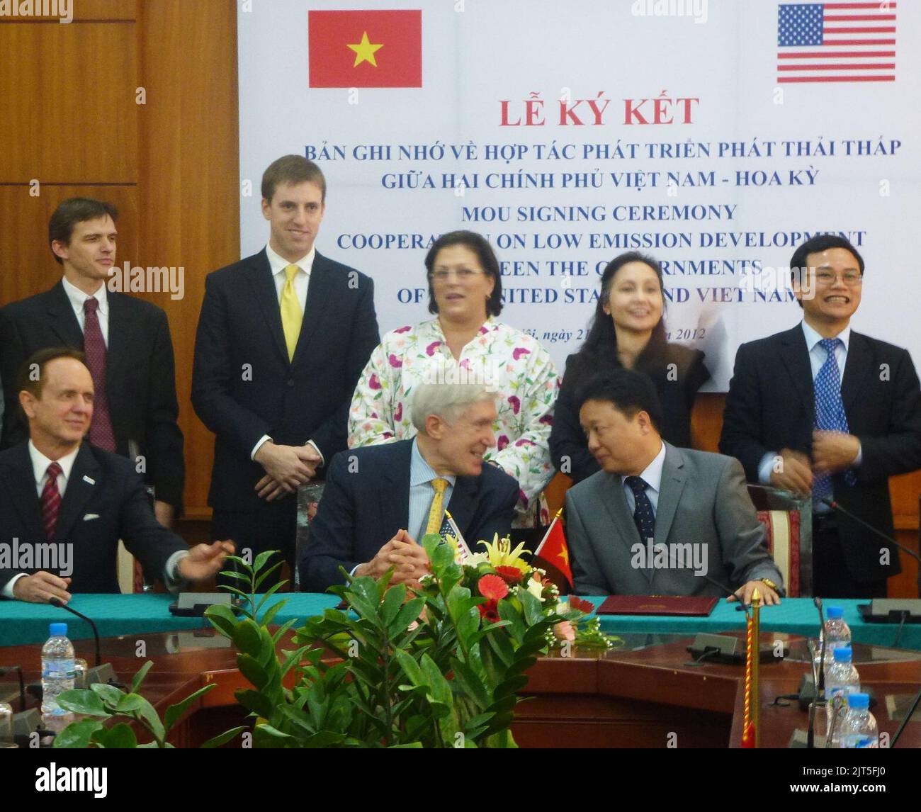 Mou signing ceremony hi-res stock photography and images - Alamy