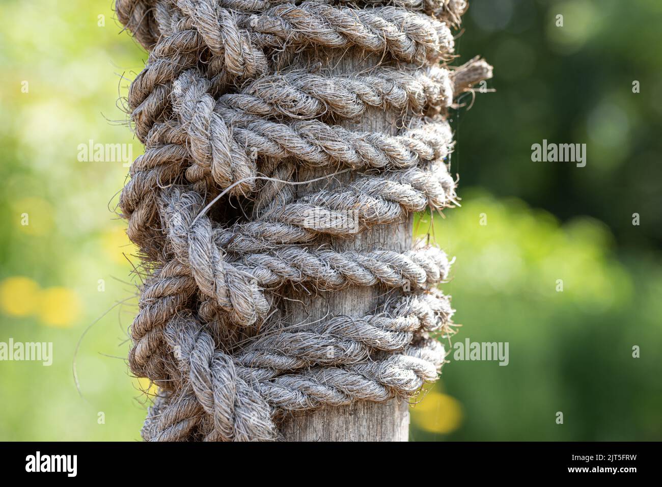 Rope around a pole hi-res stock photography and images - Alamy