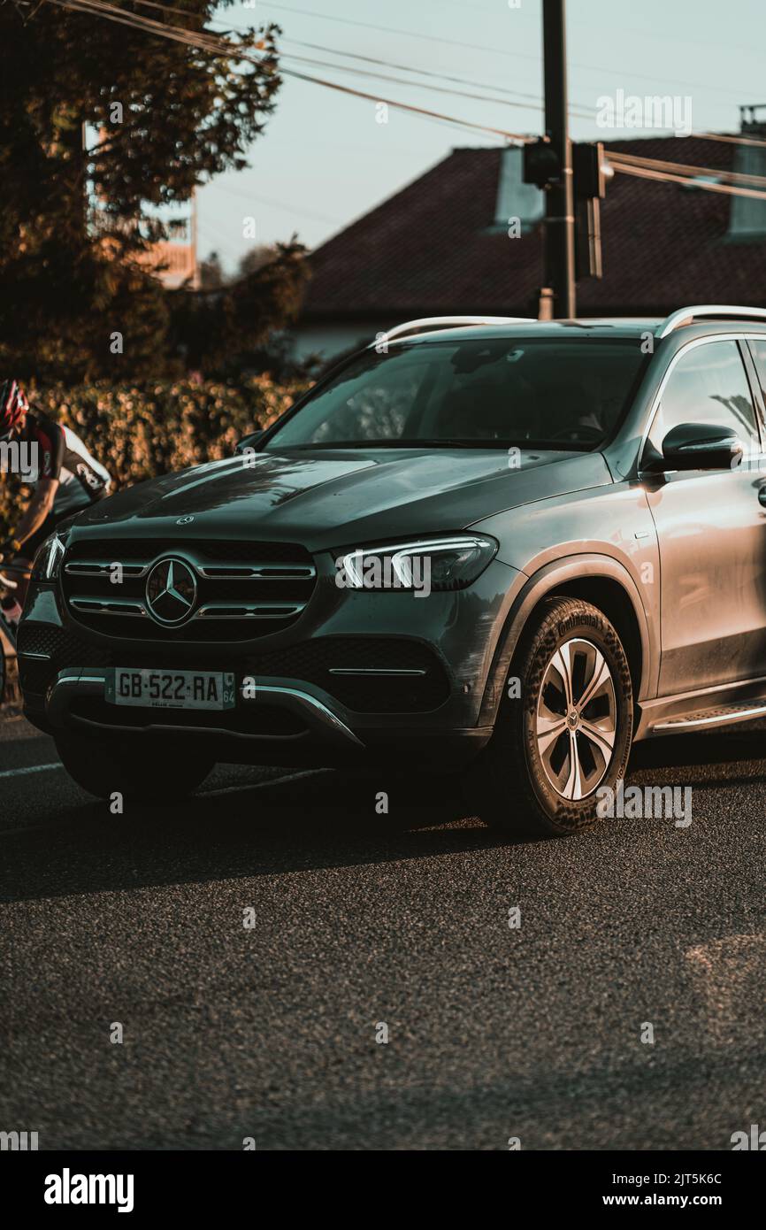Mercedes benz logo on front hi-res stock photography and images - Alamy