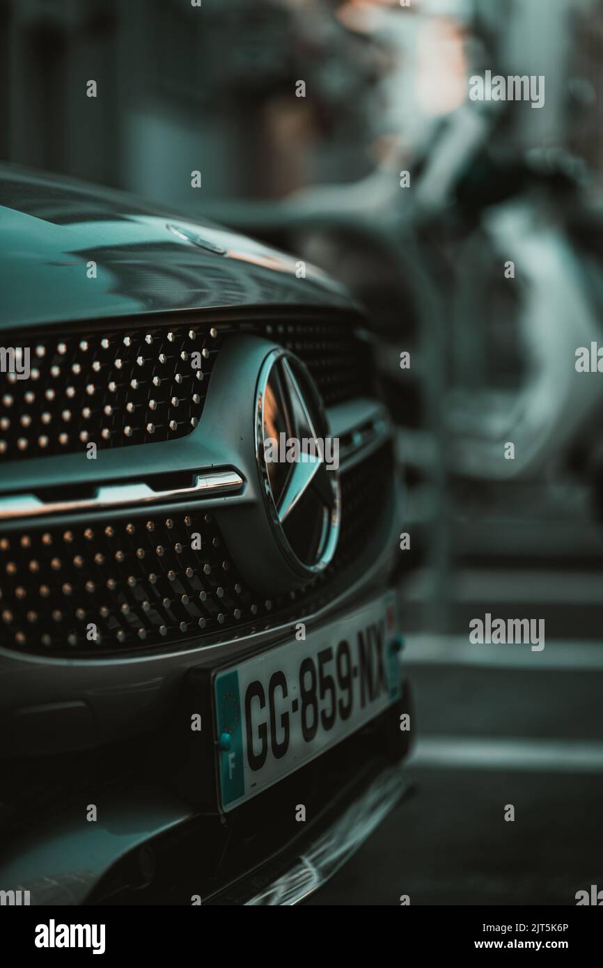 Mercedes benz logo on front hi-res stock photography and images - Alamy