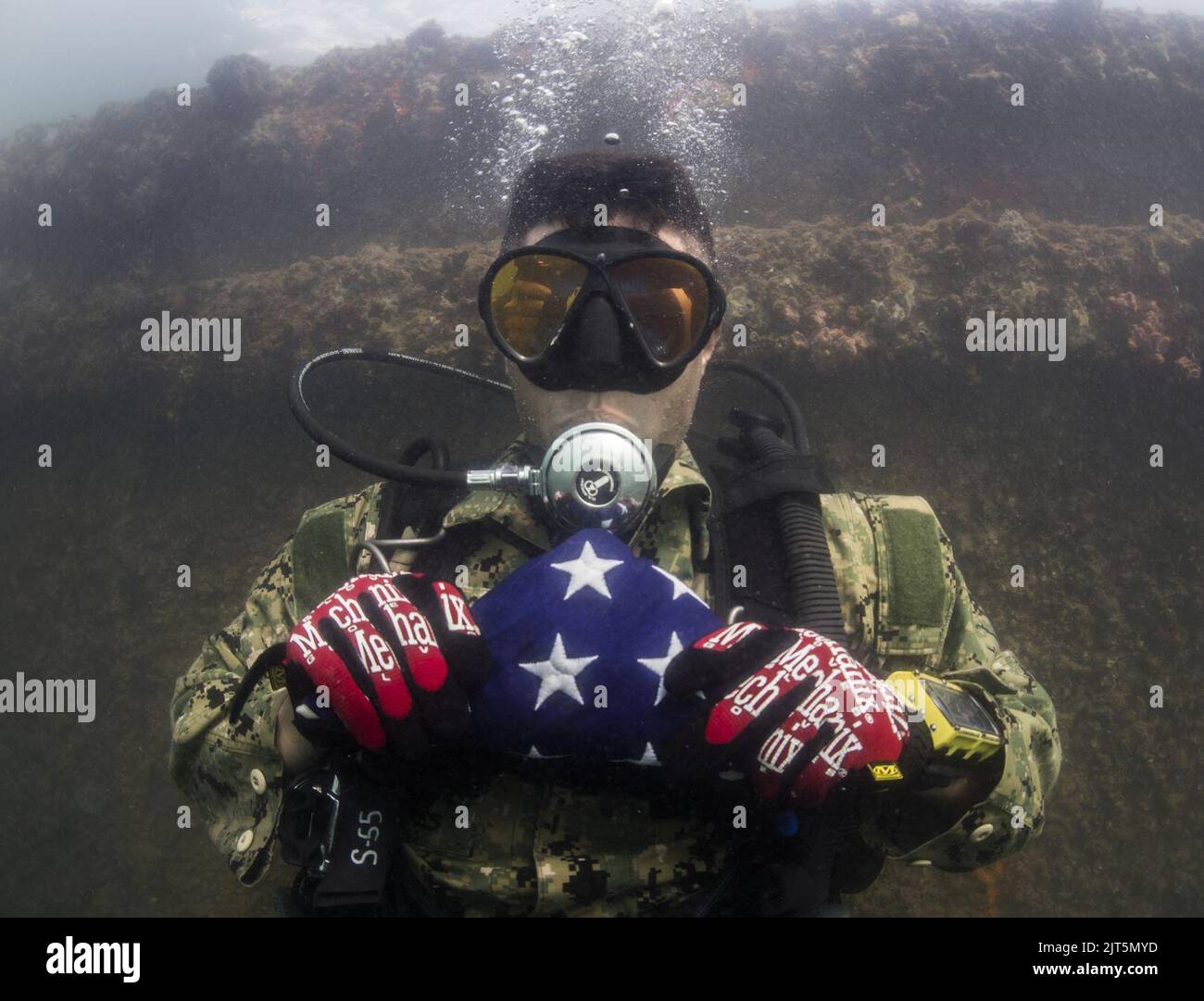 UCT 2 Dives the USS Arizona (Image 1 of 16) 160520 Stock Photo - Alamy