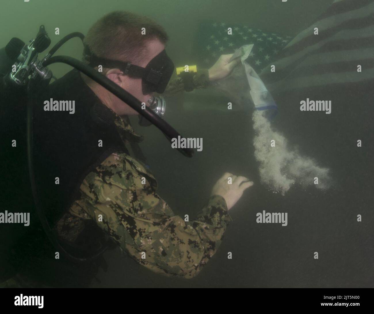 UCT 2 Dives the USS Arizona (Image 1 of 16) 160520 Stock Photo - Alamy