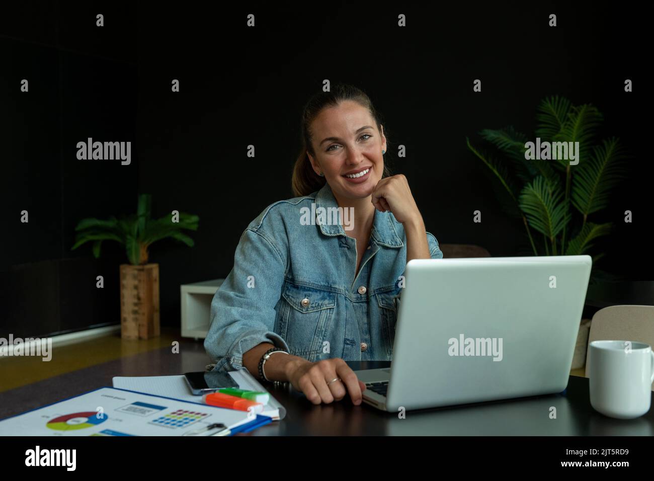 Female laptop cool hi-res stock photography and images - Alamy