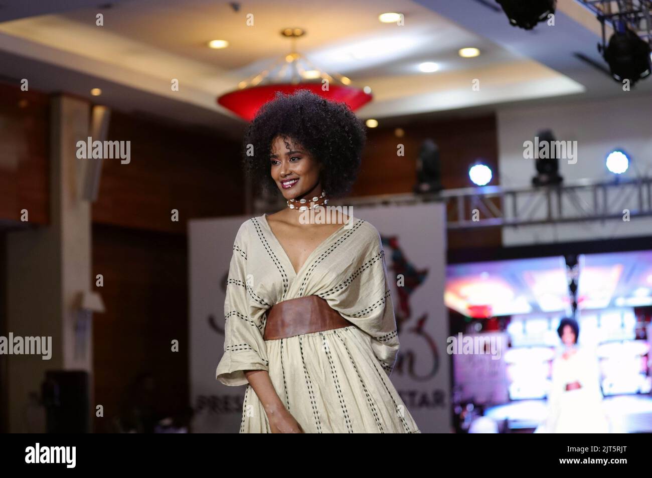 (220828) -- ADDIS ABABA, Aug. 28, 2022 (Xinhua) -- A model presents a ...