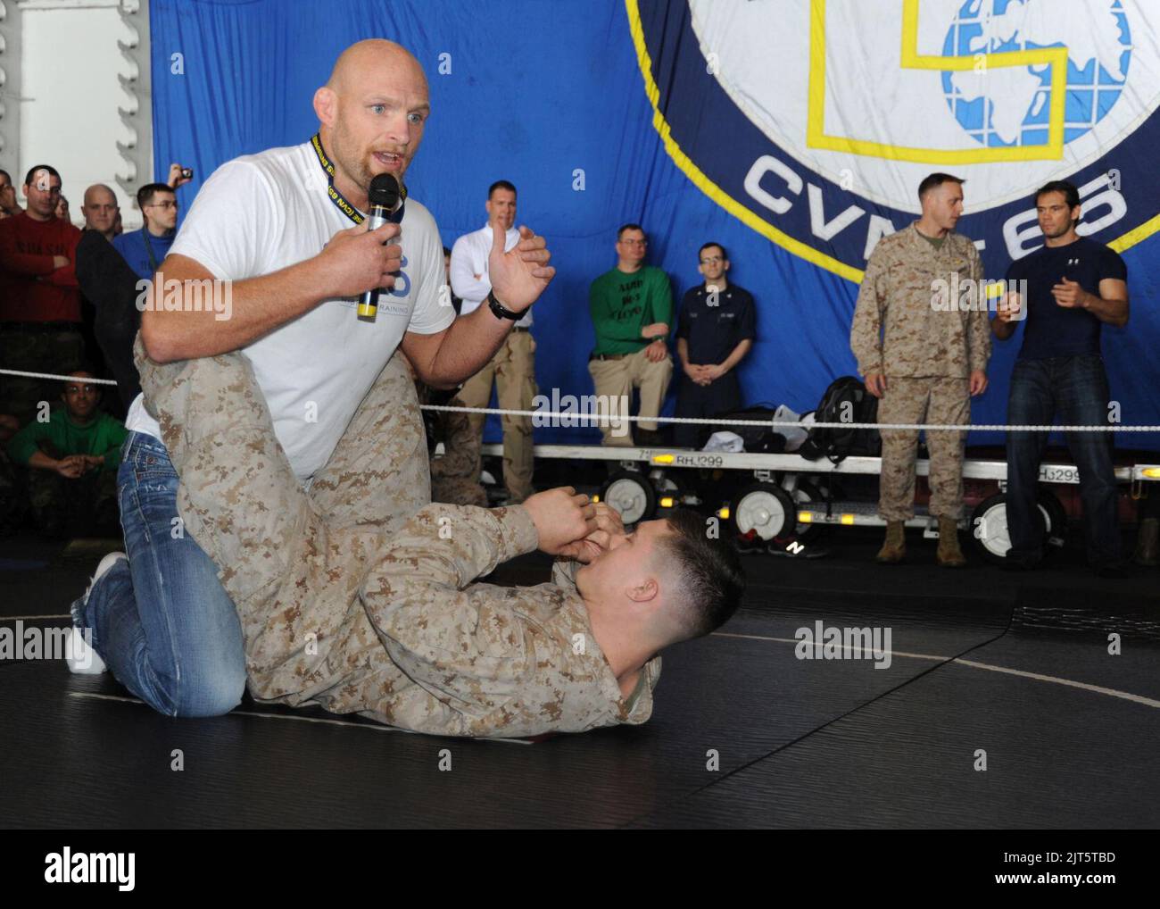 UFC fighter Keith Jardine demonstrates grappling moves Stock Photo - Alamy