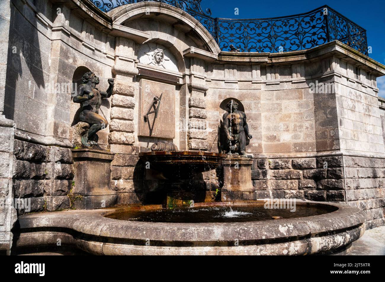Statues purchased in paris hi-res stock photography and images - Alamy