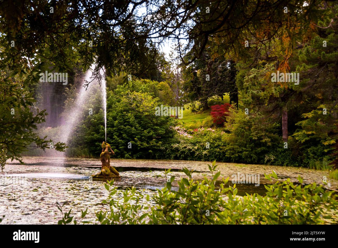 Formal water features hi-res stock photography and images - Alamy