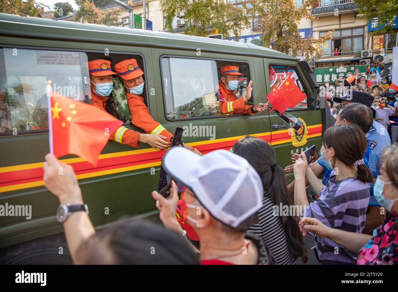 Chongqing. 28th Aug, 2022. Residents see off firefighters from Yunnan ...