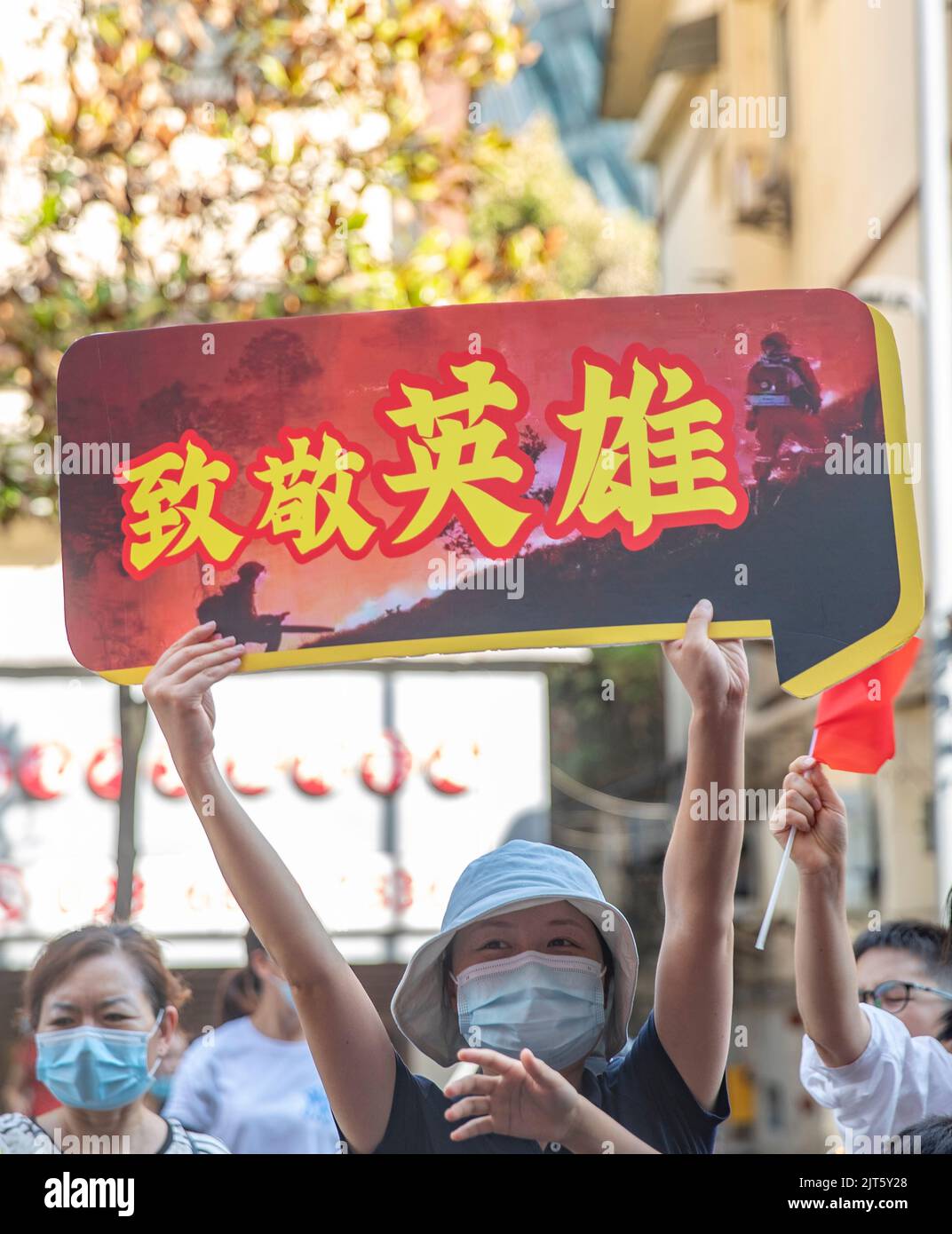 Chongqing. 28th Aug, 2022. Residents see off firefighters from Yunnan ...