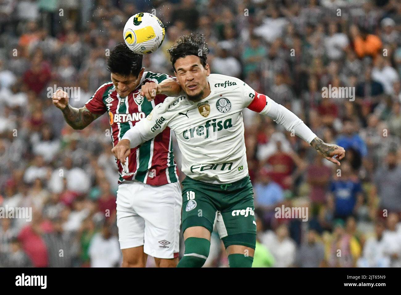 Germán Cano do Fluminense disputa o lance com Gustavo Gómez do ...