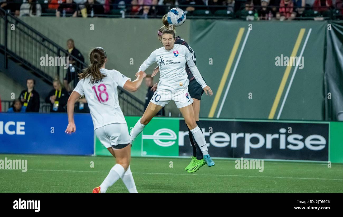 The Wave's Kristen Westphal and the Thorns Morgan Weaver compete for ...